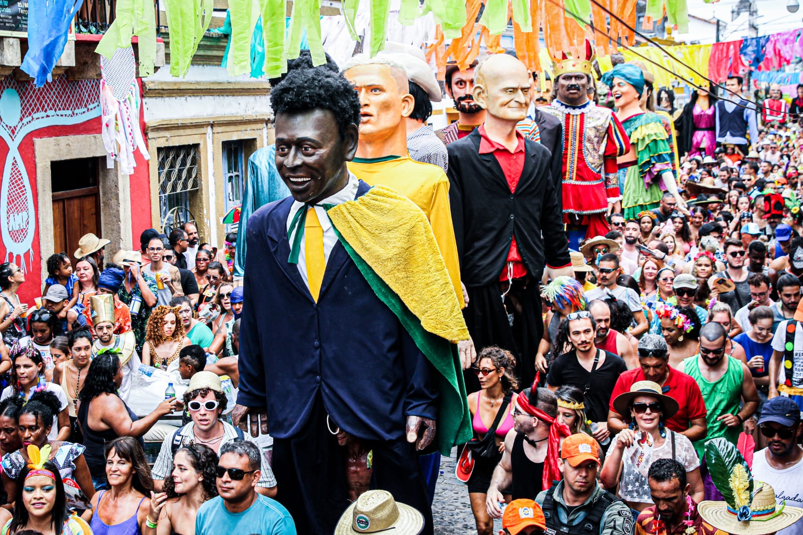 Terça-feira com encontro dos bonecos gigantes, shows e blocos em Olinda