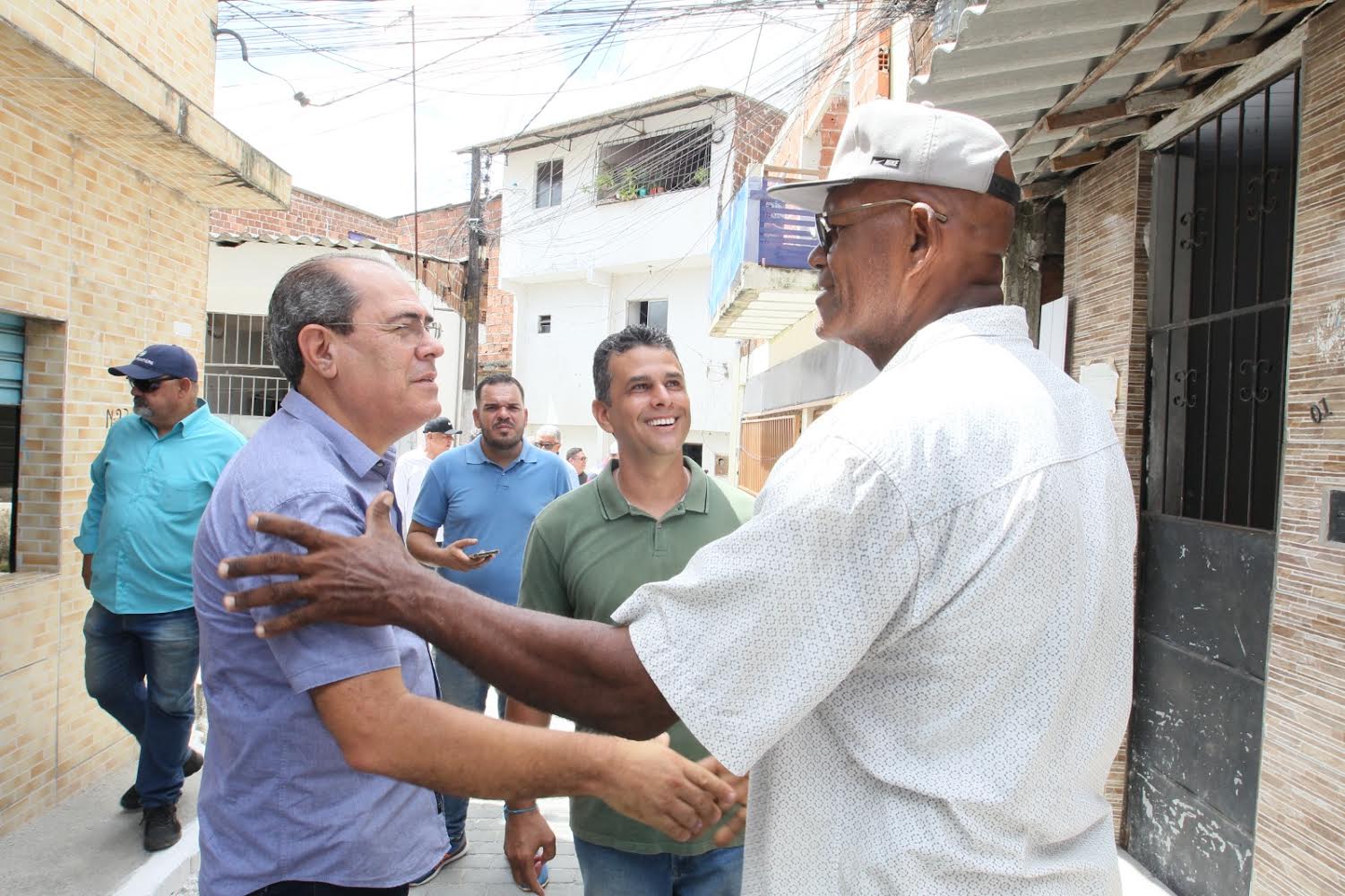 Mano Medeiros realiza entrega de quatro ruas pavimentadas no Curado IV