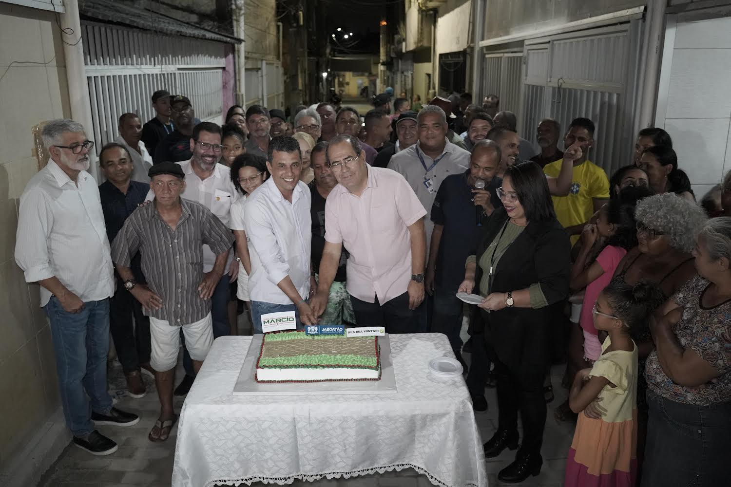 Prefeito Mano Medeiros entrega rua e anuncia mais cinco obras no Curado IV