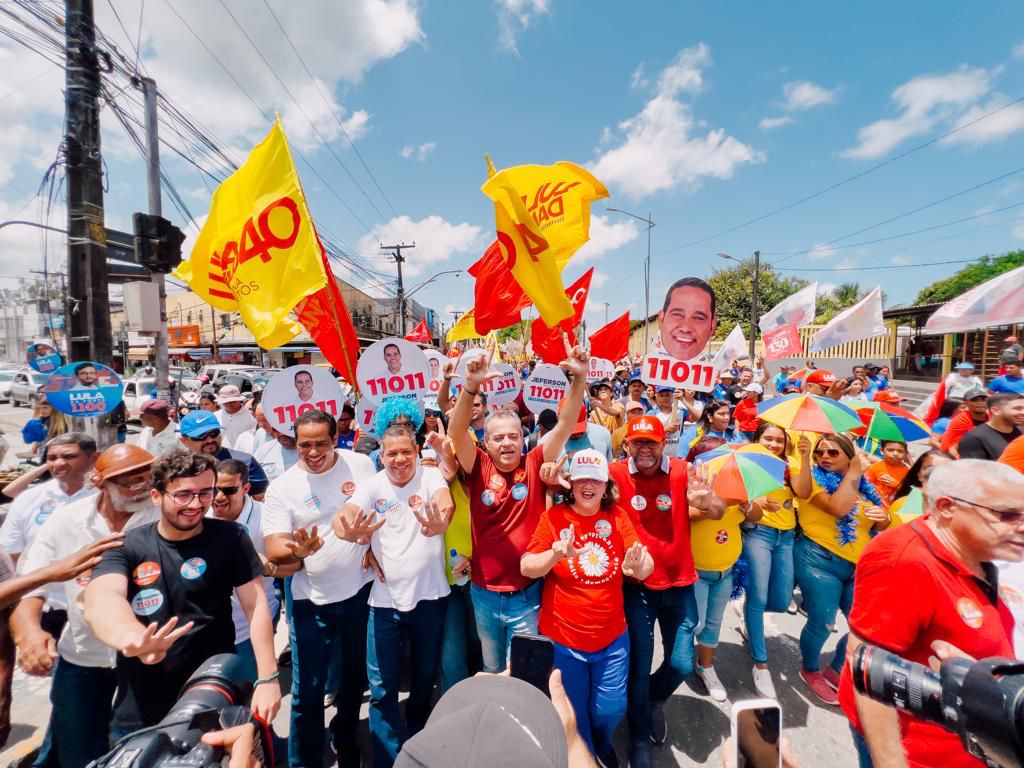 Ao lado do prefeito Keko, Danilo realiza caminhada pelas ruas do Cabo Ao lado do prefeito Keko, Danilo realiza caminhada pelas ruas do Cabo