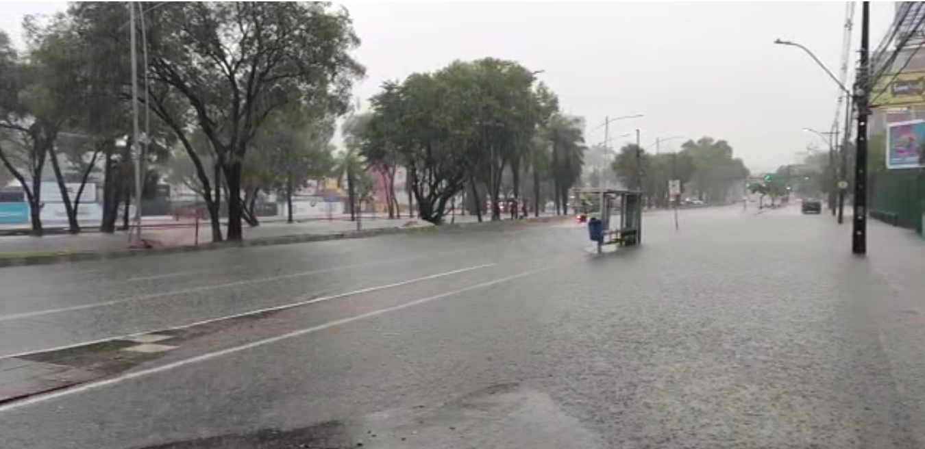 Alagamento na Av. Agamenon Magalhães, no Recife, impede circulação de ... Alagamento na Av. Agamenon Magalhães, no Recife, impede circulação de ...