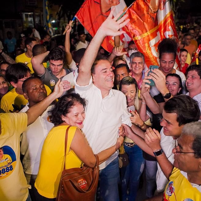 Danilo Cabral realiza caminhada em Roda de Fogo no Recife Danilo Cabral realiza caminhada em Roda de Fogo no Recife