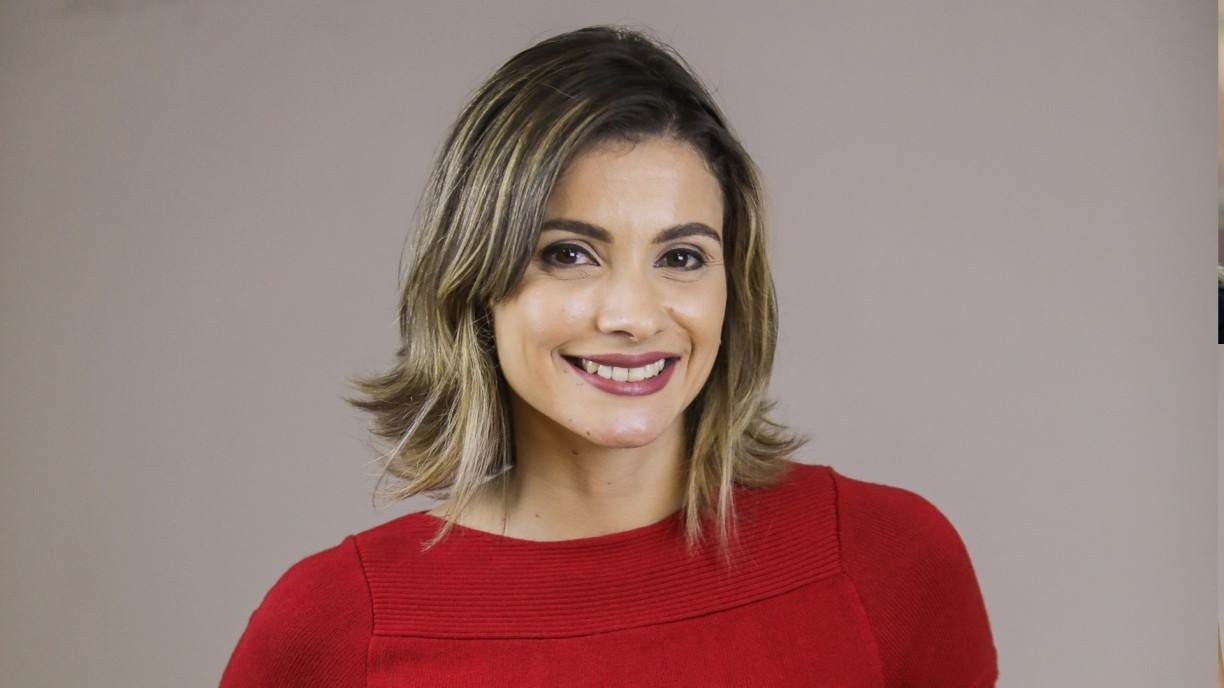 Apresentadora da TV Jornal desmaia e debate sai do ar