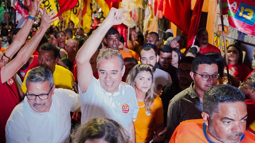 Danilo realiza grande caminhada em Caruaru Danilo realiza grande caminhada em Caruaru